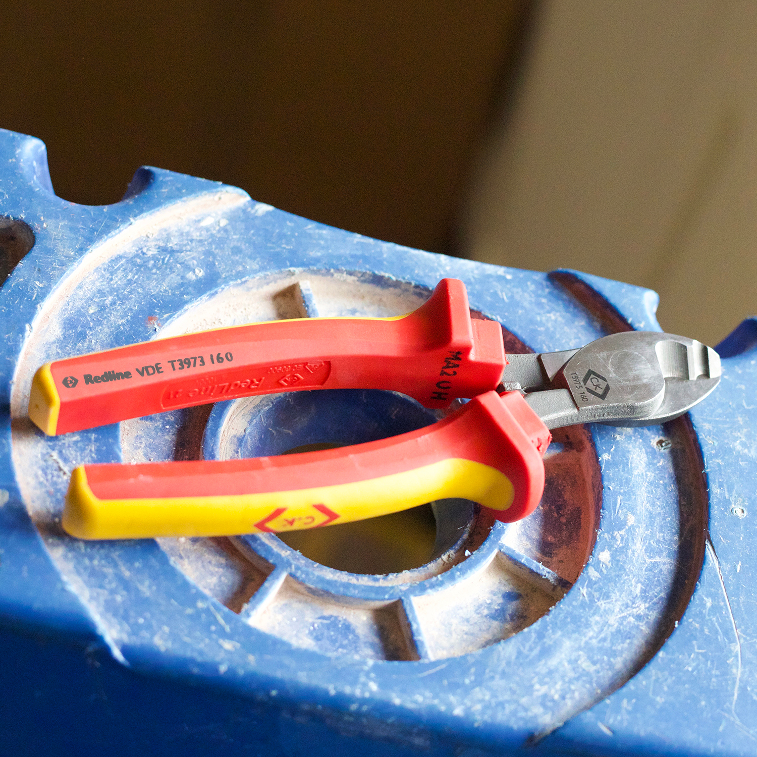 CK T3973 RedLine VDE Heavy Duty Cable / Wire Cutting Pliers Cutters ...